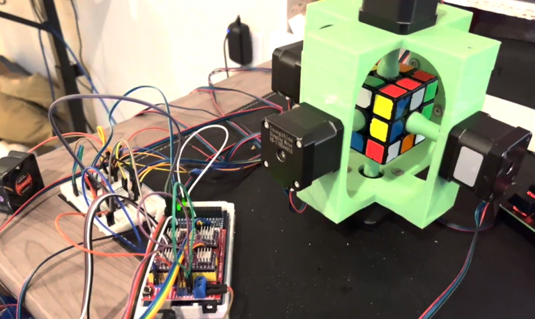Robot controllato da Arduino risolve il cubo di Rubik in pochi secondi | Elettronica Open Source